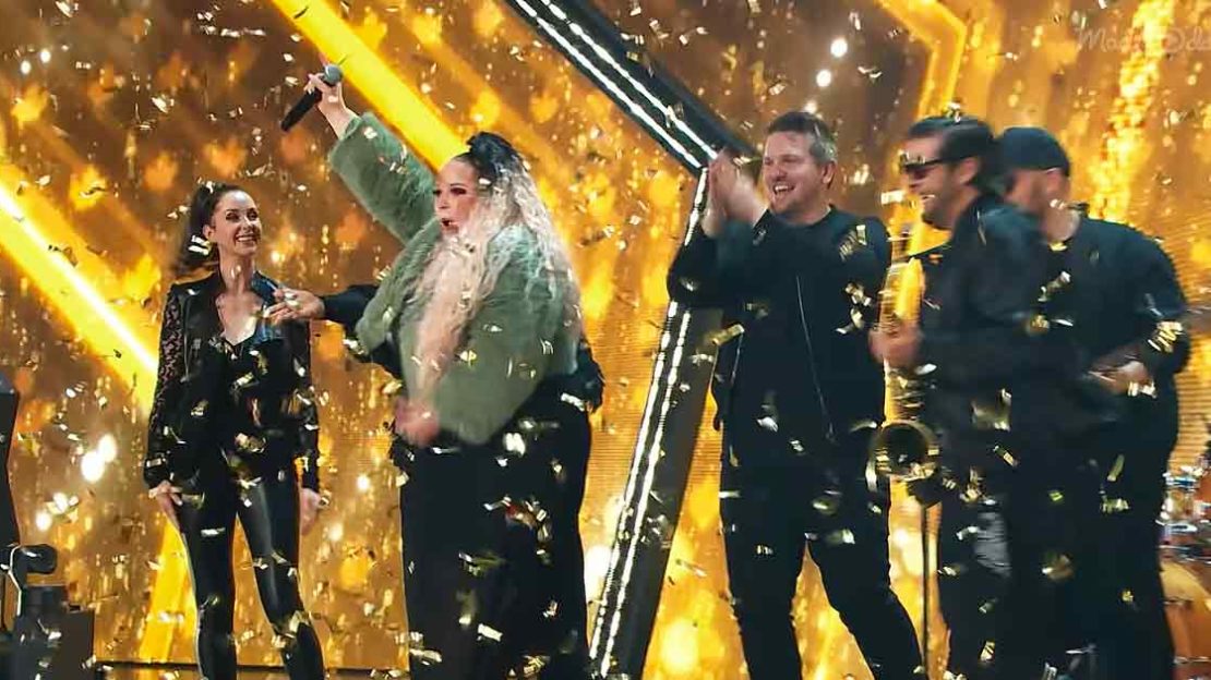 13-year-old singer makes Simon Cowell jump to his feet in a standing ...