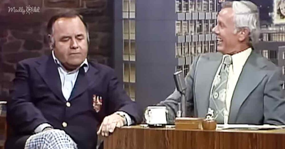 The audience is laughing in tears as Jonathan Winters and Johnny Carson ...