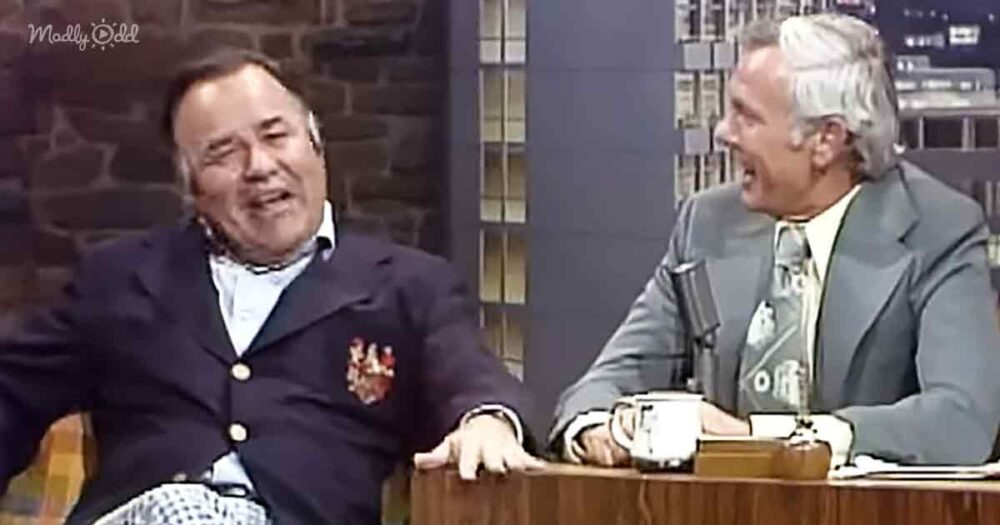 The audience is laughing in tears as Jonathan Winters and Johnny Carson ...
