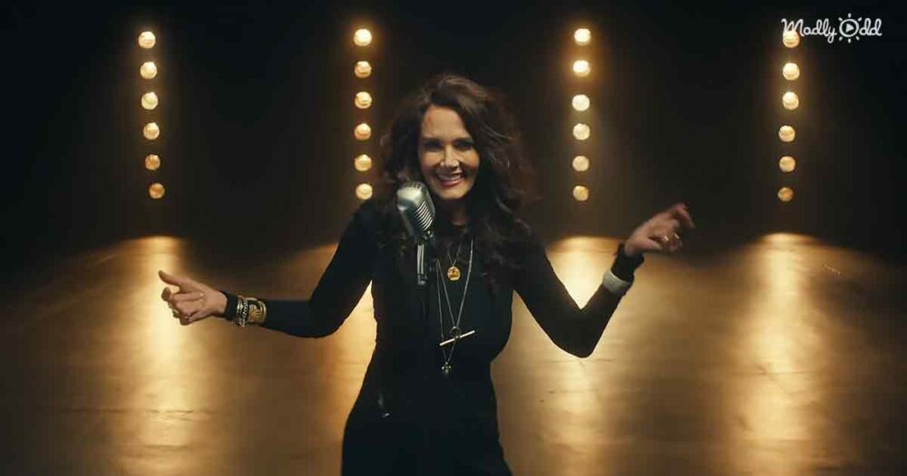 Honoring Lynda Carter: singer, actress, and a wonderful woman – Madly Odd!