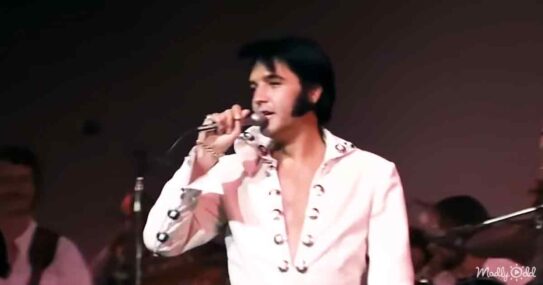 Elvis performs ‘Love Me Tender’ to a live crowd – Madly Odd!