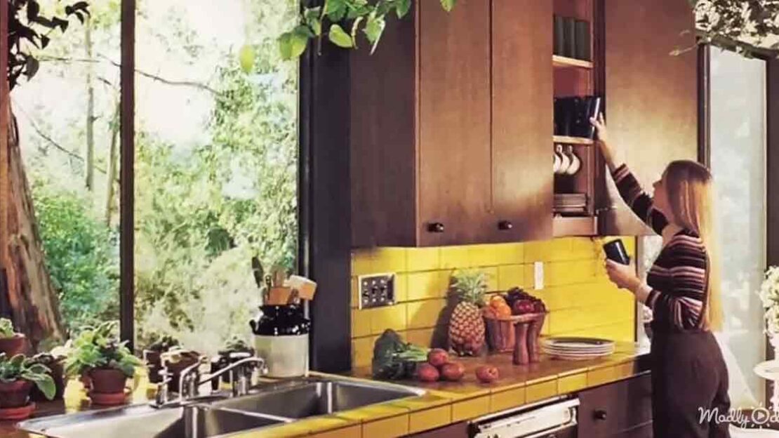 Hilarious blooper footage of Robin Williams on Sesame Street