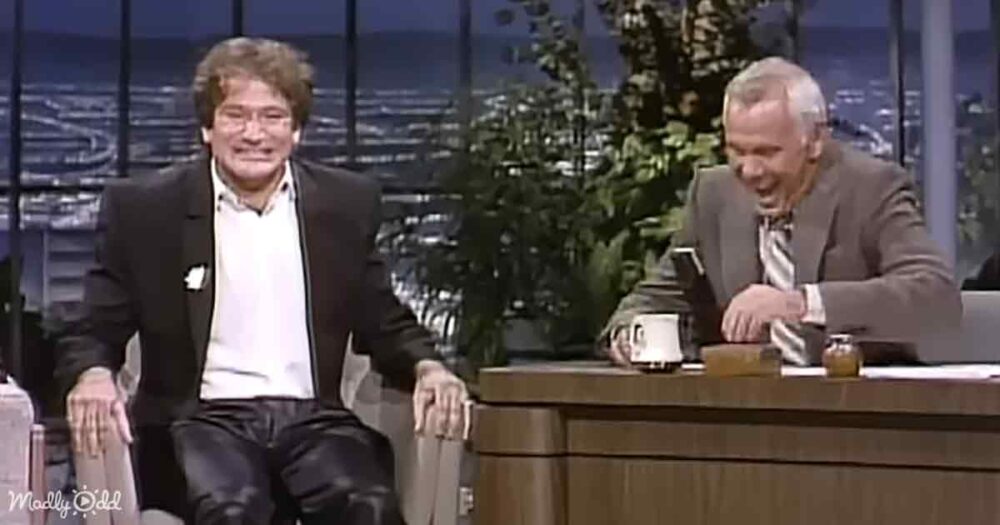 Robin Williams’ hilarious first appearance has Johnny Carson laughing ...