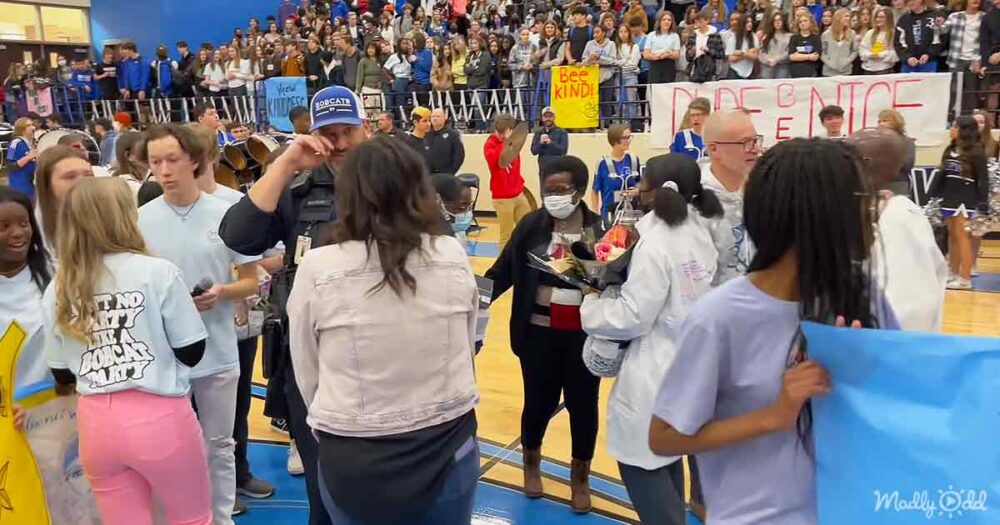 Cop cries when his beloved students surprise him with gifts – Madly Odd!