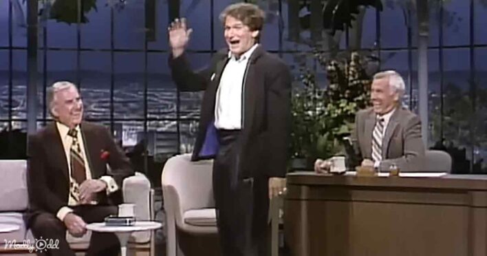 Robin Williams’ hilarious first appearance has Johnny Carson laughing ...