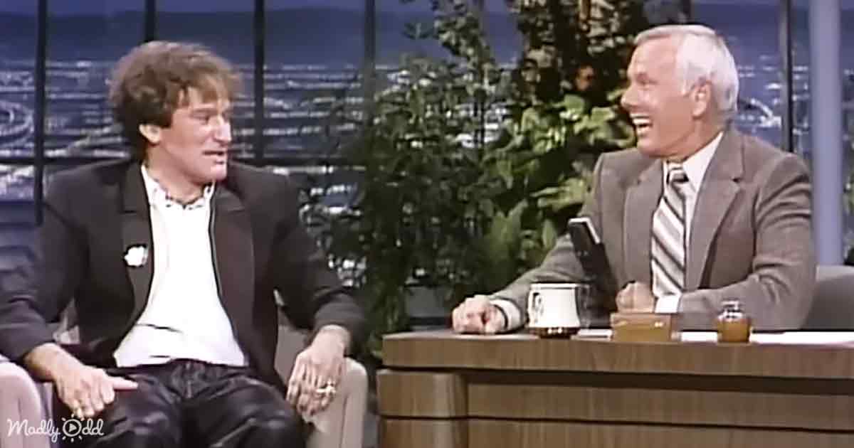 Robin Williams’ hilarious first appearance has Johnny Carson laughing ...