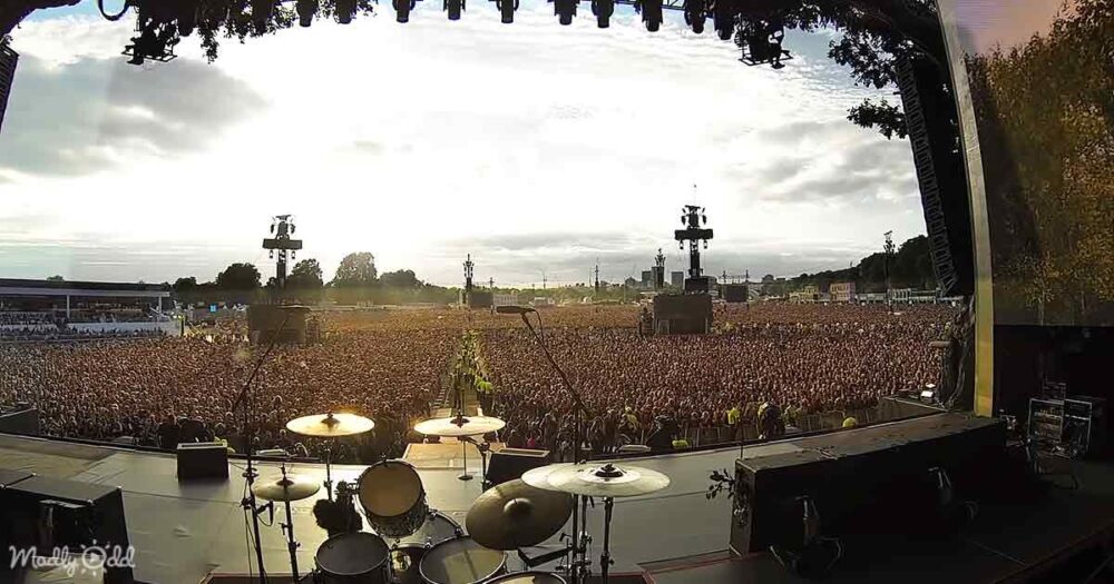 A stadium full of people spontaneously start ‘Bohemian Rhapsody’ sing ...