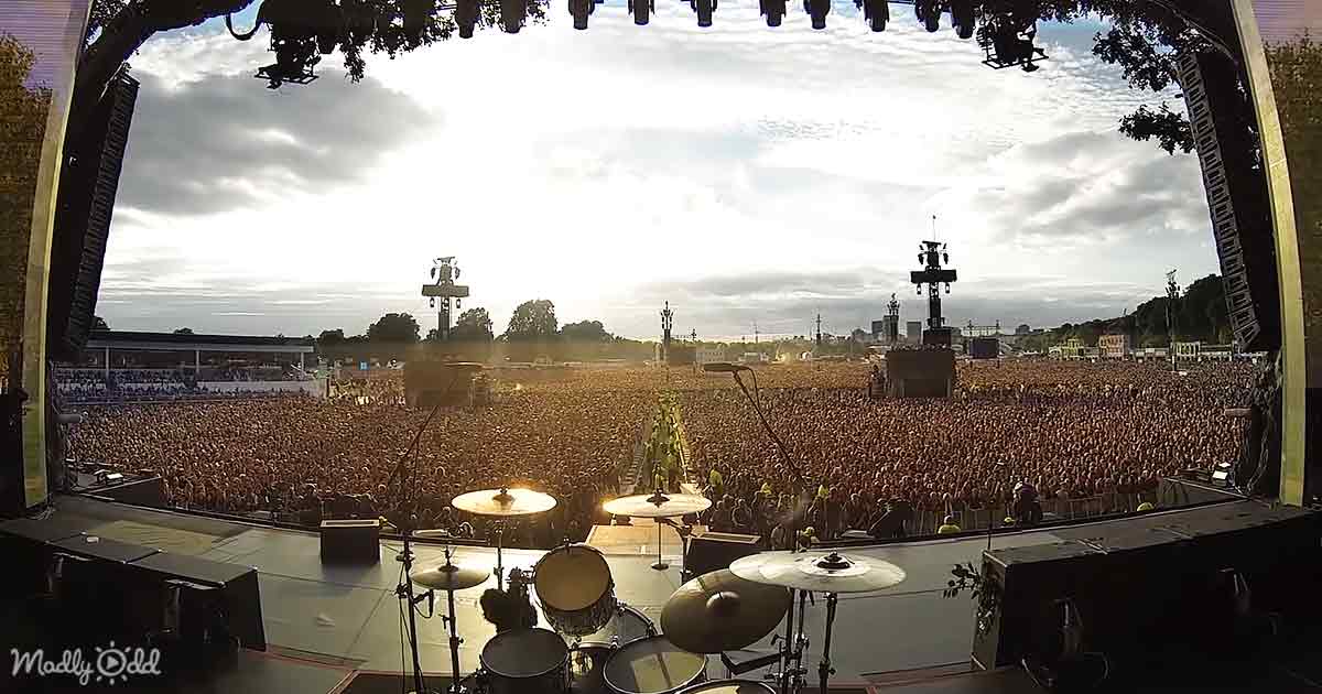 A stadium full of people spontaneously start ‘Bohemian Rhapsody’ sing ...