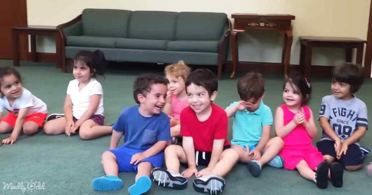 Giggling toddler cracks up class while singing “Clap Your Hands ...