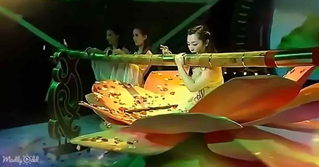 Zhang Qihui effortlessly plays the world’s largest bamboo flute