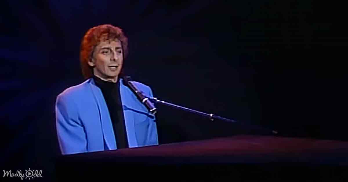 Barry Manilow sings hit ‘Mandy’ with an added emotional speech – Madly Odd!