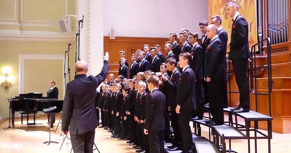 Young men and boy’s choir wow with “The Lion Sleeps Tonight” – Madly Odd!