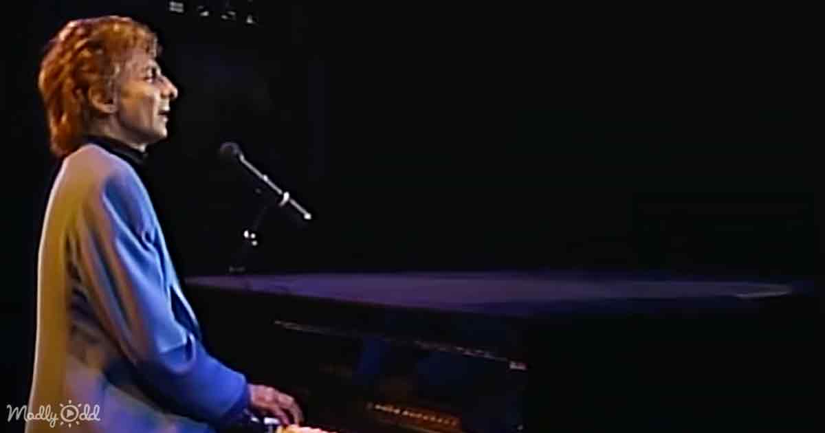 Barry Manilow sings hit ‘Mandy’ with an added emotional speech – Madly Odd!