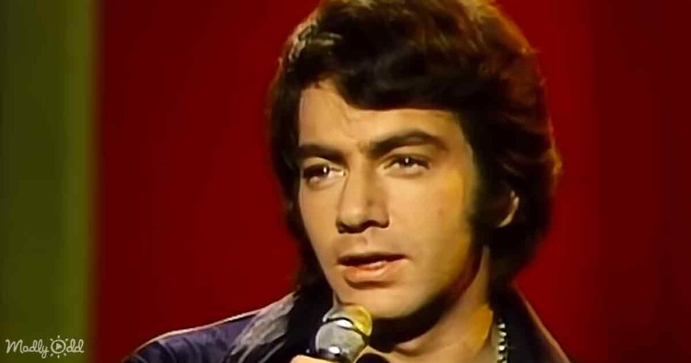 It’s Hard Not to Love This Moment – Neil Diamond Sings ‘Sweet Caroline ...