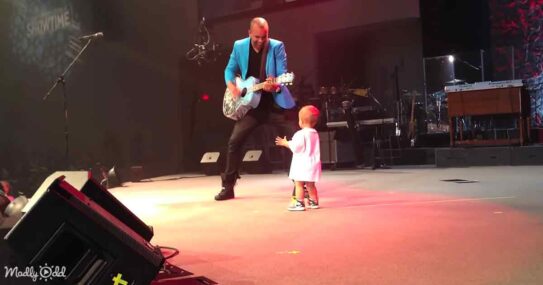 Toddler’s Charming Stage Invasion at Daddy’s Concert Goes Viral – Madly ...