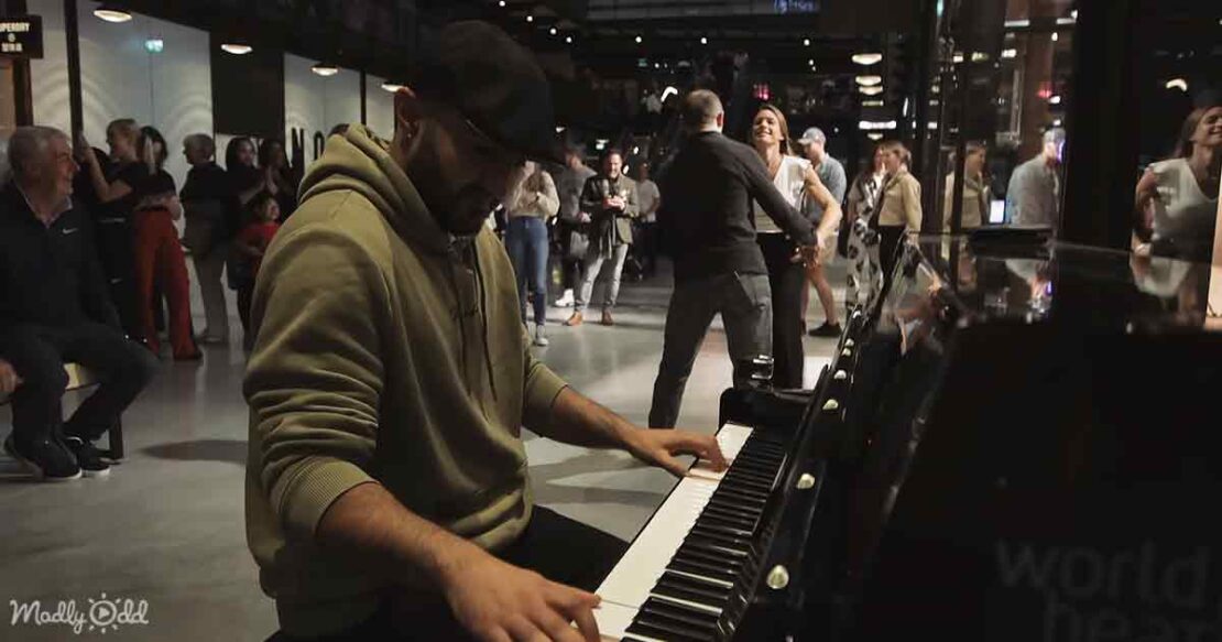 Spontaneous Performance: Swing Dancers Meet Street Pianist in Chance ...