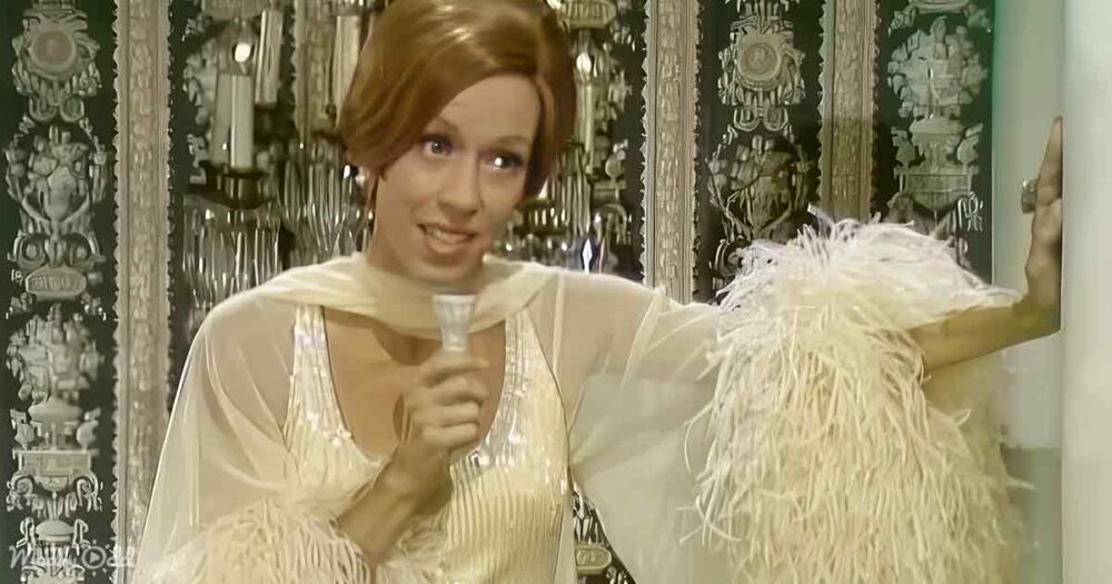 Carol Burnett Takes the Stage as a No-Holds-Barred Lounge Singer ...