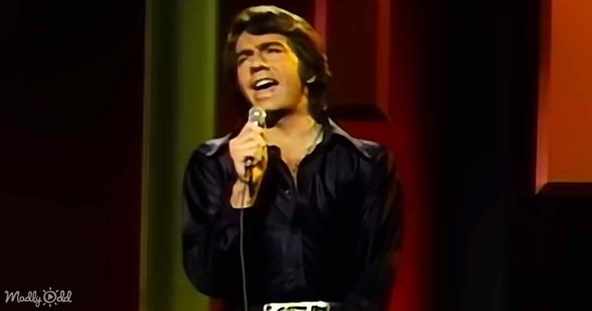 Neil Diamond’s ‘Sweet Caroline’ melts hearts in 1969 – Madly Odd!