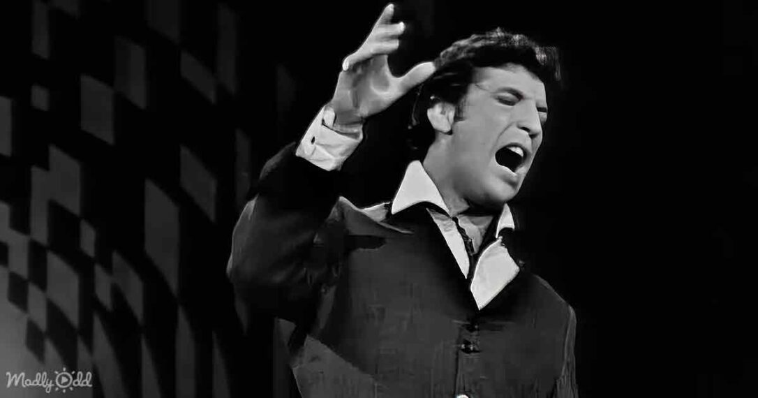 Tom Jones captivates audiences with ‘It’s Not Unusual’ in 1965 – Madly Odd!