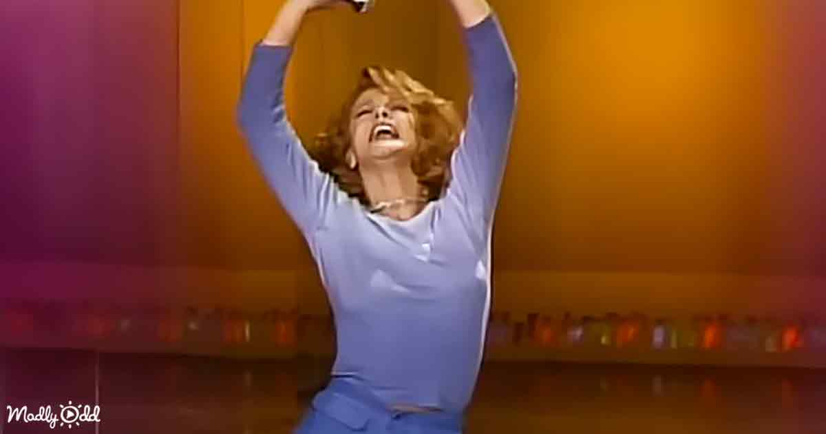 Ann-Margret serenades Carson in unforgettable ’75 interview – Madly Odd!