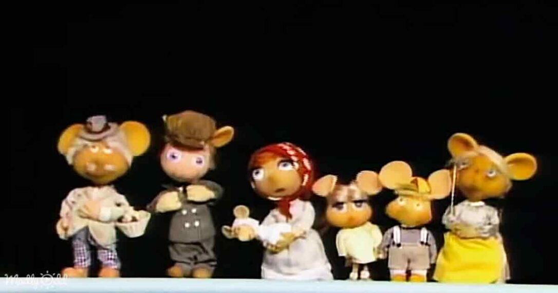 Topo Gigio delights with ‘Funiculi Funicula’ in 1965 – Madly Odd!