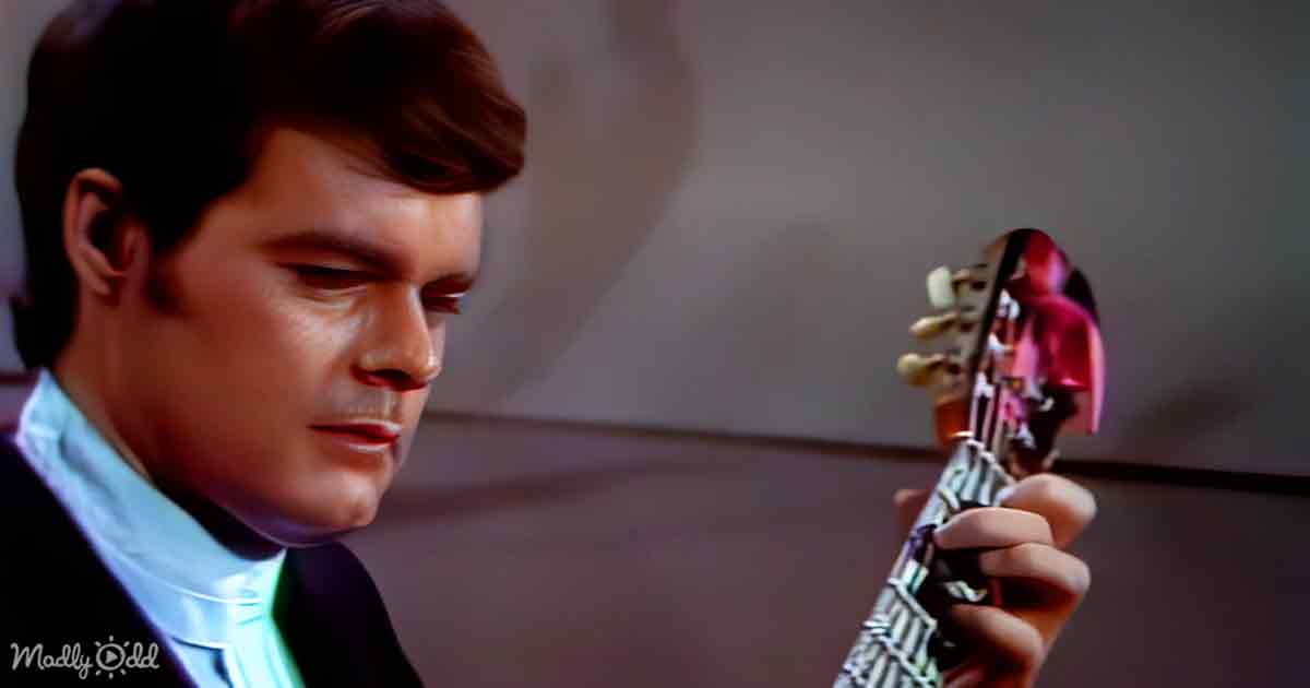 Travel Back to 1968 with Mason Williams’ ‘Classical Gas’ – Madly Odd!