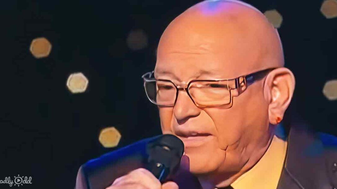 It’s Hard Not to Love This Moment – Neil Diamond Sings ‘Sweet Caroline ...