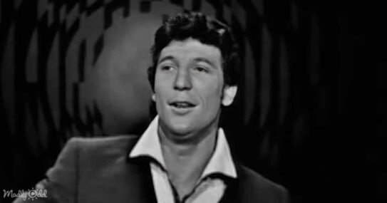 Tom Jones captivates audiences with ‘It’s Not Unusual’ in 1965 – Madly Odd!