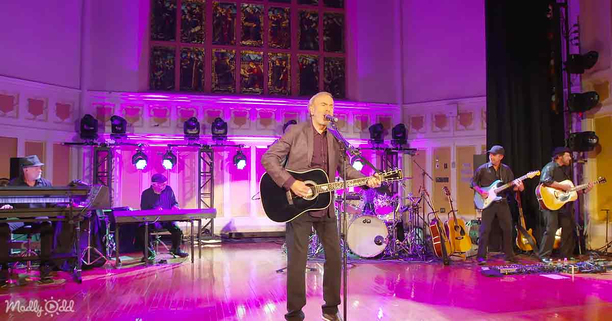 Neil Diamond belts out a believer’s dream, “I’m A Believer” live ...