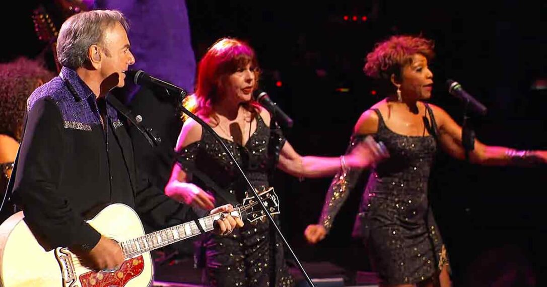 Neil Diamond’s “Cherry Cherry” charisma captivates crowd