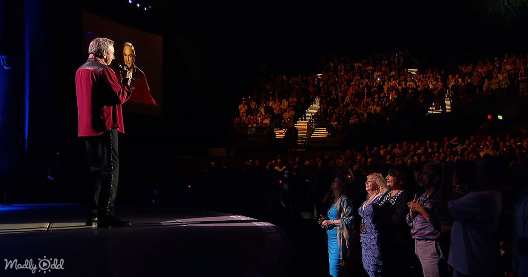 Neil Diamond’s patriotic explosion with “America” – Madly Odd!
