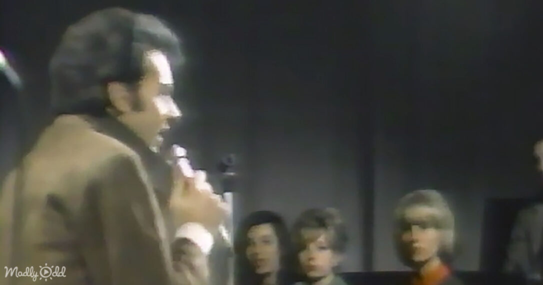 Neil Diamond’s stunning ’60s serenade sends shivers – Madly Odd!