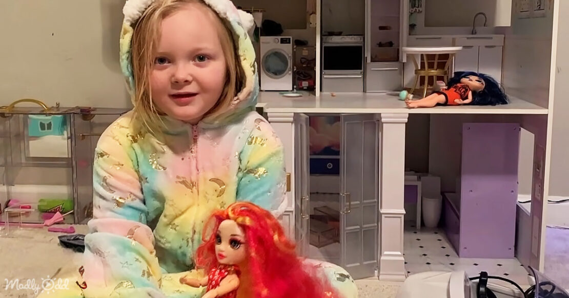 Brave Little Girl’s Unconventional Rescue Mission for Missing Toys