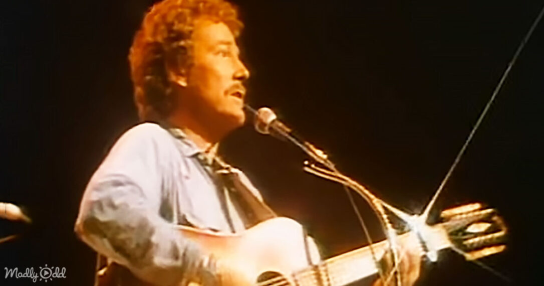 Gordon Lightfoot Takes Us Back to 1974 with “Sundown” Hit