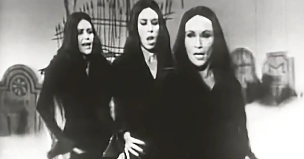 Carol Burnett sings 1955 Rodgers and Hammerstein Halloween hit w/ Boris ...