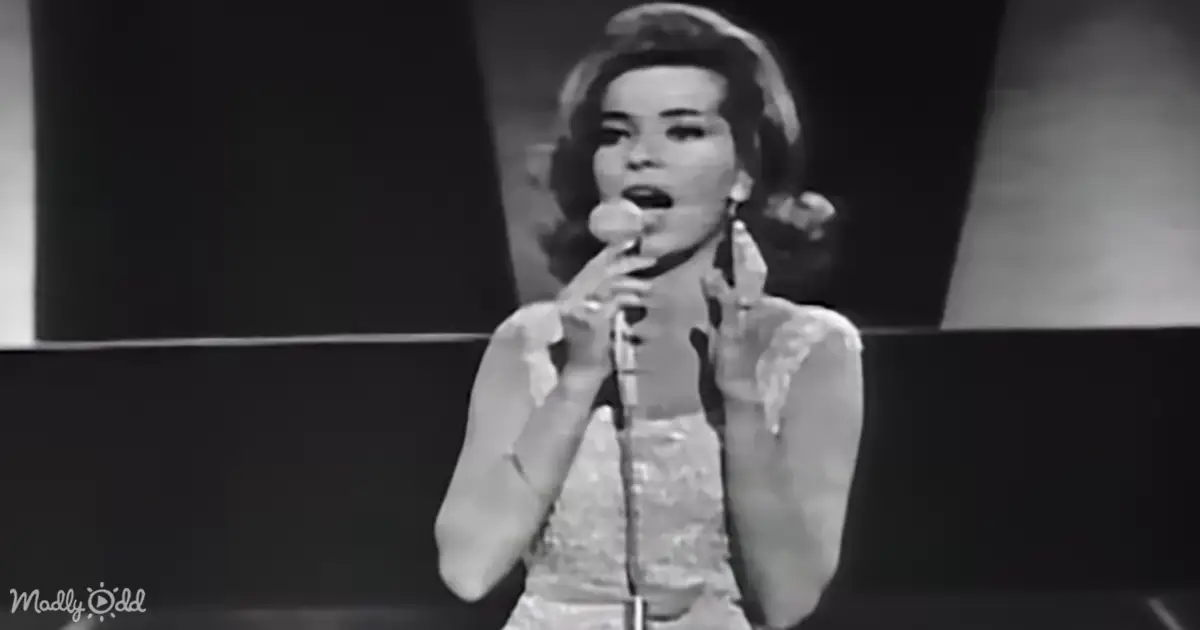 1963’s Abbe Lane stuns with gorgeous look, lovely voice with ‘Perfidia’